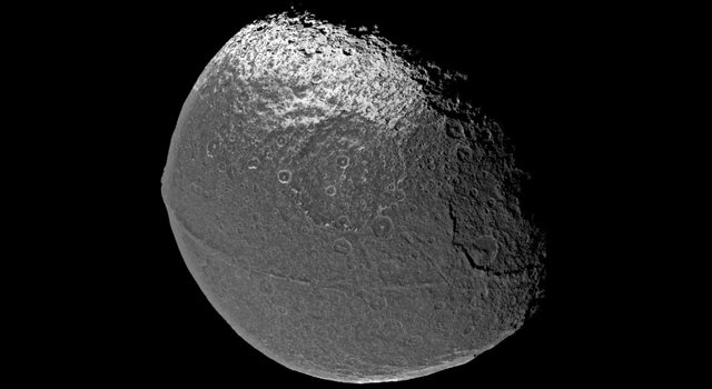 Saturn's Old Moon Iapetus Retains Its Youthful Figure | NASA Jet ...